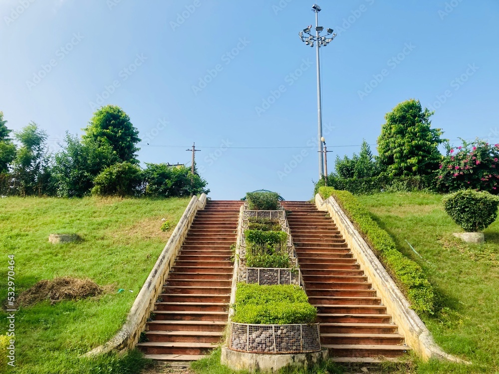 Foto de Landscape of long winding stairs in the town, long stone steps ...