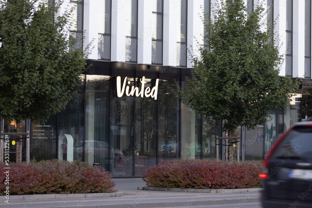 Foto de Vinted logo sign on main office, headquarters building wall ...