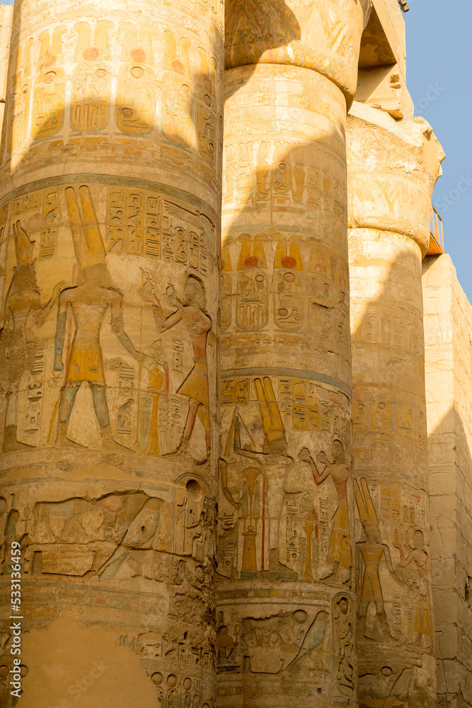 Columnas y jeroglíficos en el templo de Karnak, Egipto Stock Photo ...