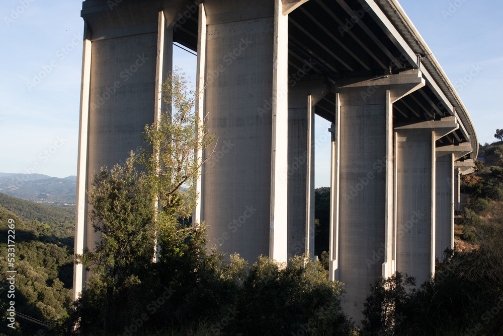 Piles d'un viaduc autoroutier, concrete stacks of a very high motorway ...