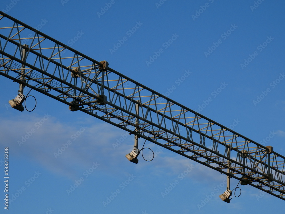transverse truss structure for the installation of auxiliary equipment ...