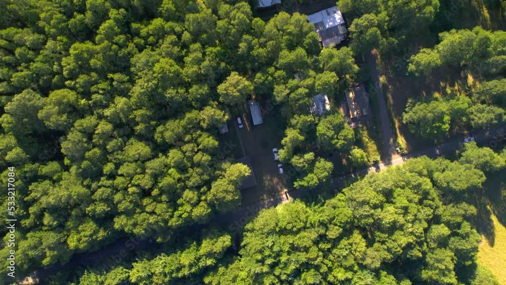 Imagen aerea cenital desde dron de un grupo de casas tipo cabaña ...