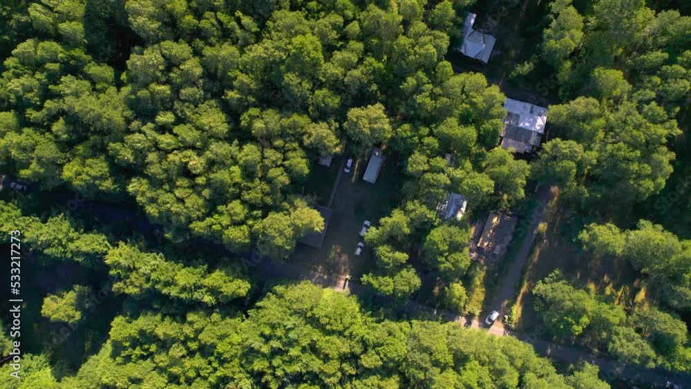 Imagen aerea cenital desde dron de un grupo de casas tipo cabaña ...