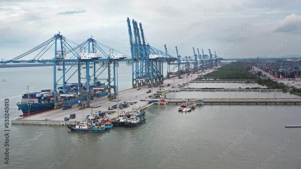 Wideo Stock: Klang, Malaysia - October 09, 2022: Cranes at the port ...