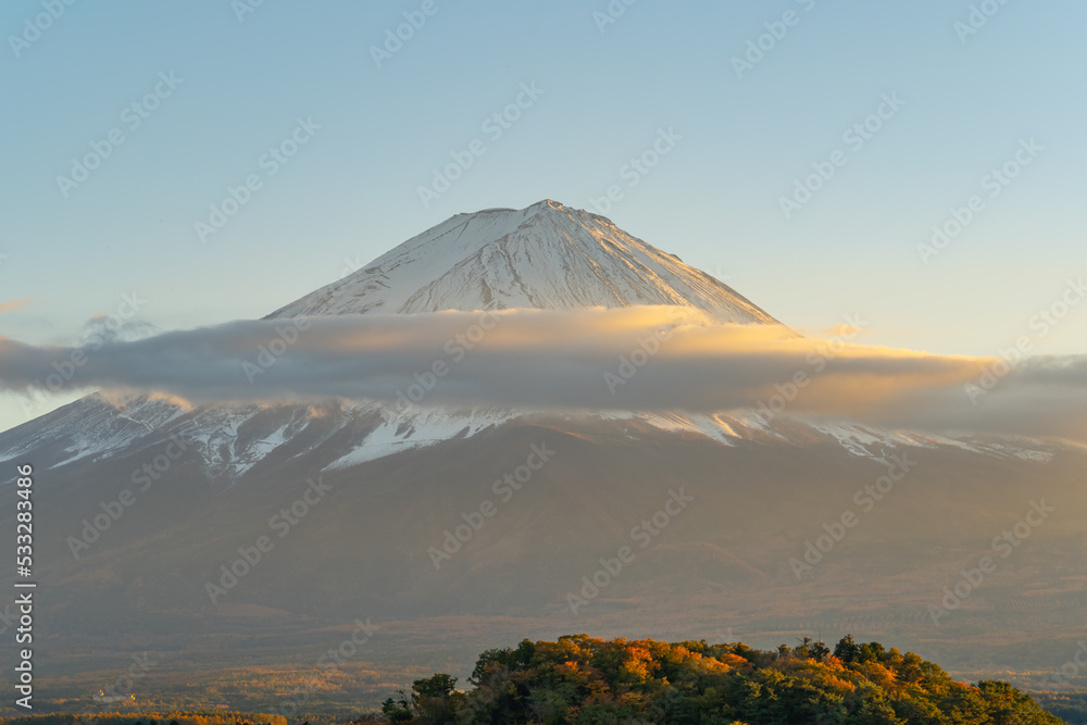 Foto de Mount Fuji and Lake kawaguchiko in autumn. It is a popular ...