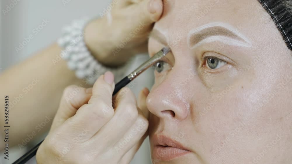Coloring with white lines the design of the shape of the eyebrows on ...