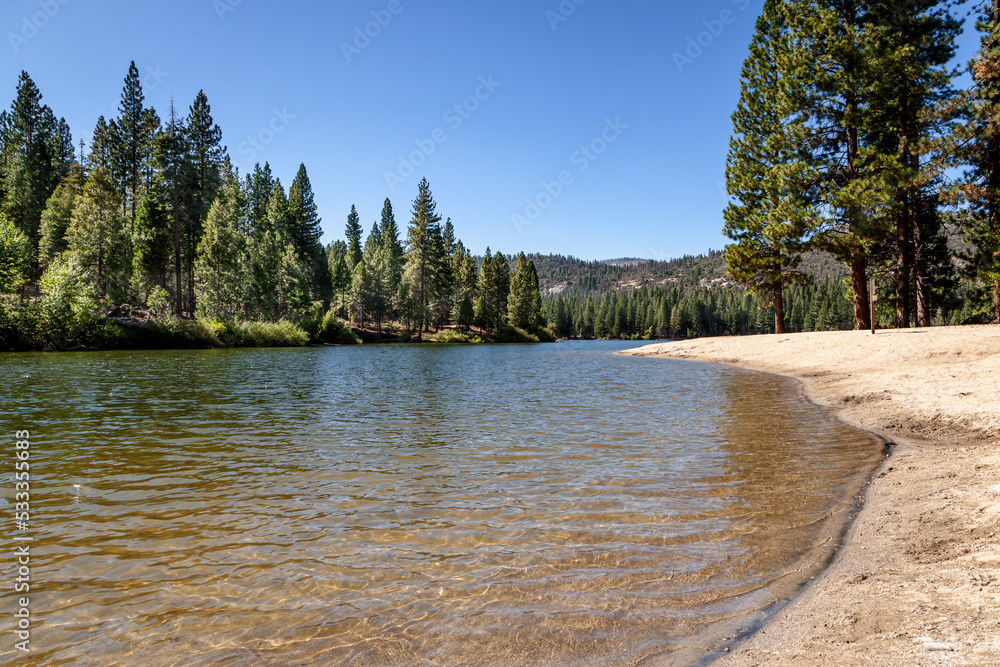 Sandy Cove am Hume Lake Stausee in der Sierra Nevada im Sequoia National Forrest Kalifornien ...