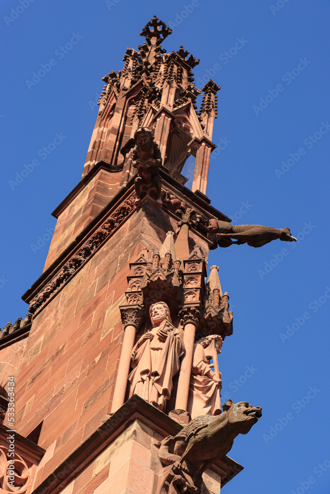 Gotische Baukunst; Strebepfeiler mit Fiale; Wasserspeiern und ...