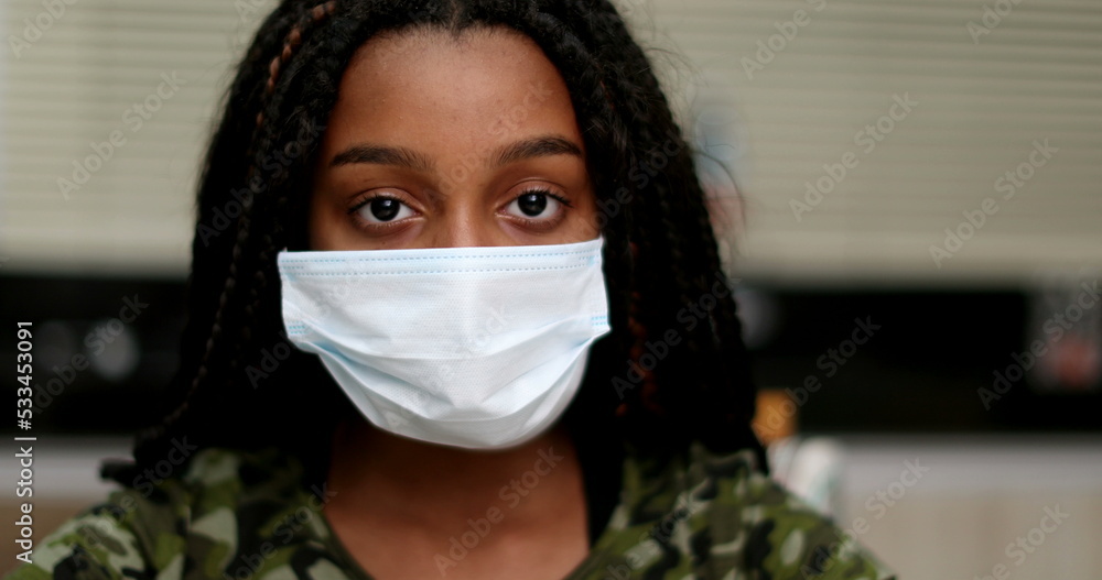 Black preteen girl putting covid-19 face mask prevention foto de Stock ... Black preteen girl putting covid-19 face mask prevention foto de Stock ...