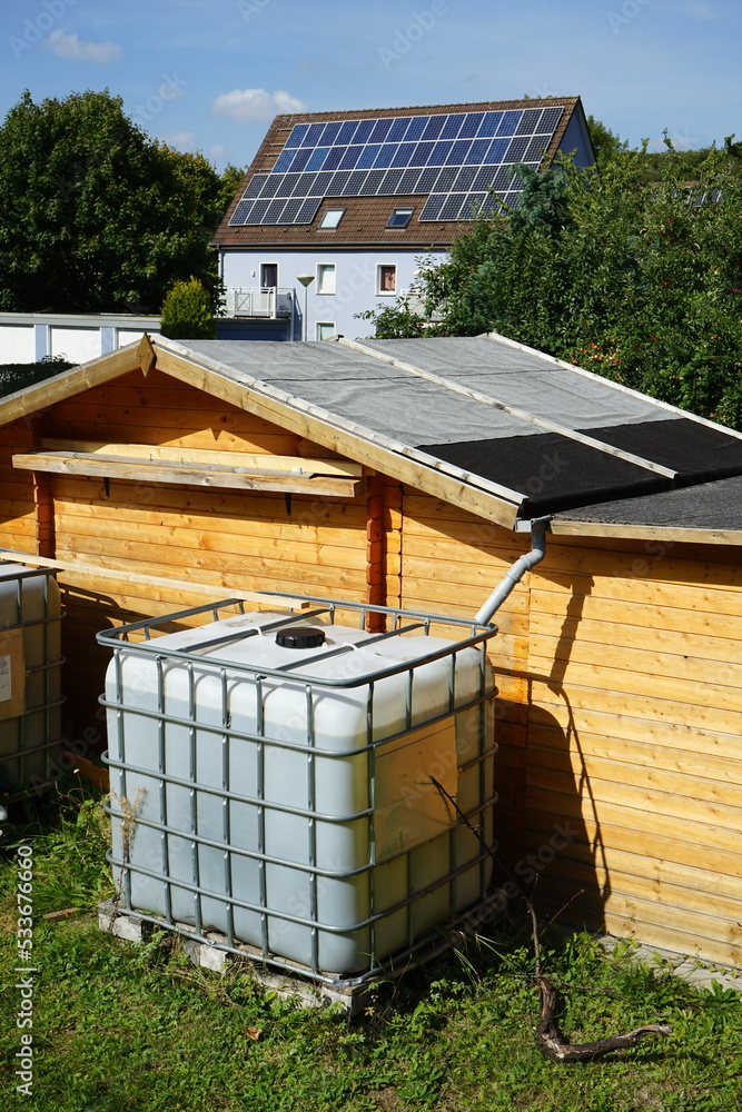 Großer Wasserbehälter für Regenwasser im Sommer bei Sonnenschein in ...