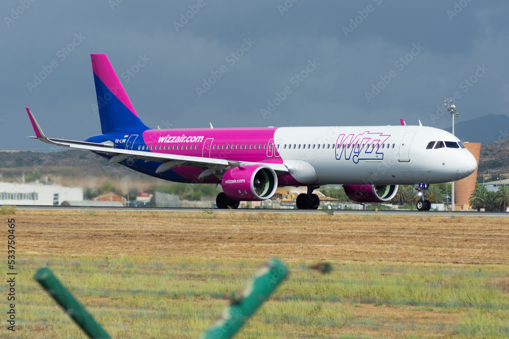 Foto de Avión de línea A321 de la aerolínea Wizz Air despegando del ...