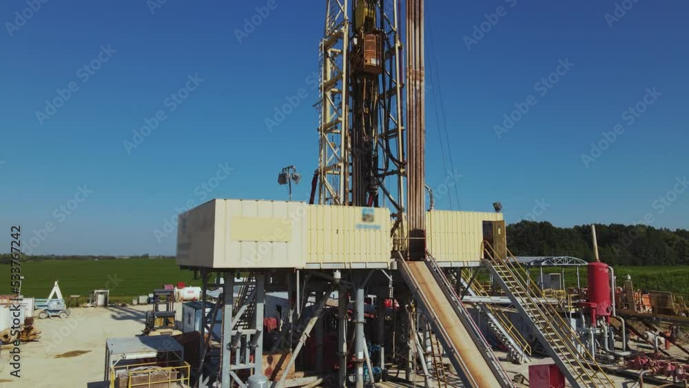 Vidéo Stock Gas production enterprise. Stairs, metal frame. Liquid ...
