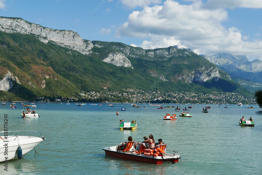 Pedalos sur le Lac d'Annecy, sport nautique en été, tourisme loisir ...