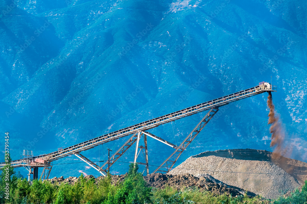 Quarry Conveyor Delivers Aggregate Stone Product to Storage Pile foto ...