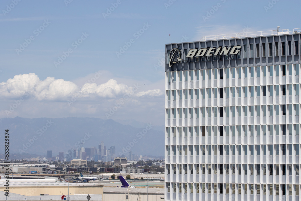 Foto de El Segundo, CA, USA - May 10, 2022: Exterior view of the Boeing ...