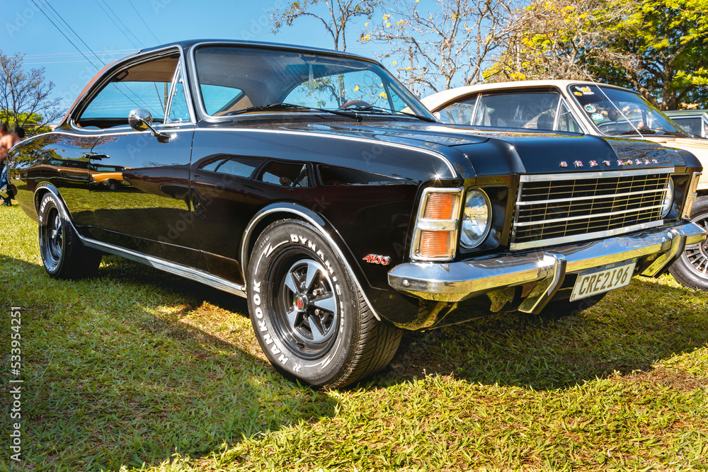 Foto de Vehicle GM Opala Comodoro 1975 on display at vintage car fair ...