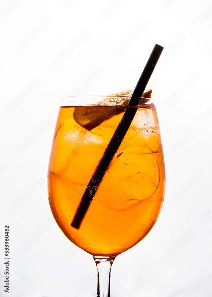 Aperol spritz con hielo en copa de cristal fina con el fondo blanco de ...