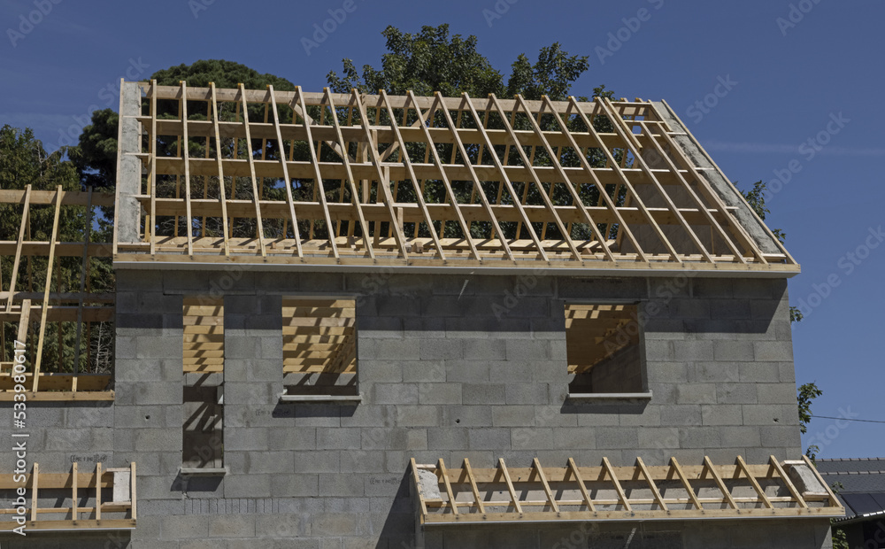 Charpente en bois d'une maison en parpaings en construction Stock Photo ...