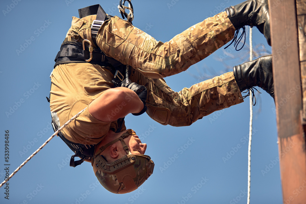 Special forces fighter descends from a skyscraper to storm the ...