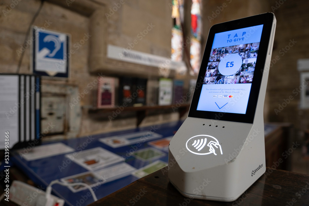 Foto Stock CHIPPING NORTON, UK - SEPTEMBER 12 2022: Contactless device ...