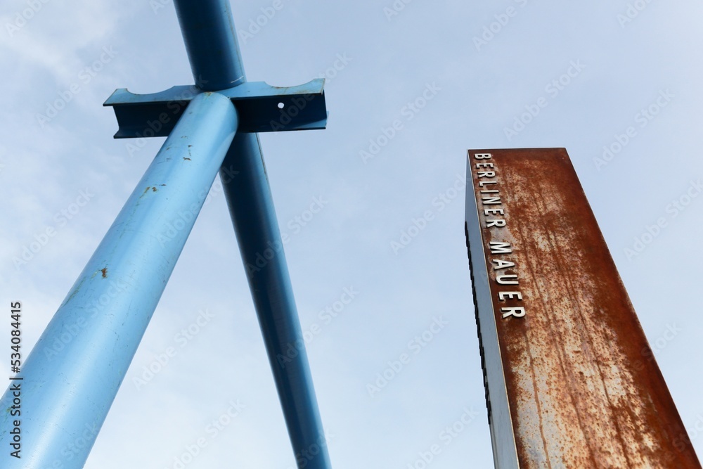 Foto de Berlin wall symbol between East and West side, Germany called ...