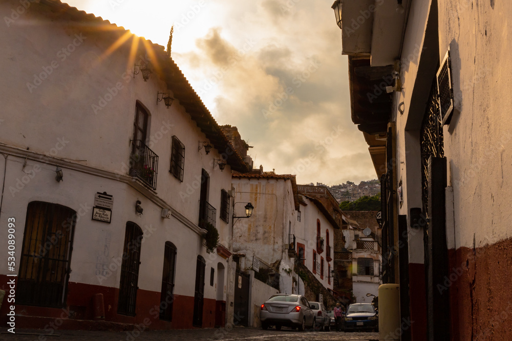 Atardecer en calles de Taxco de Alarcón, pueblo mágico, en vacaciones ...
