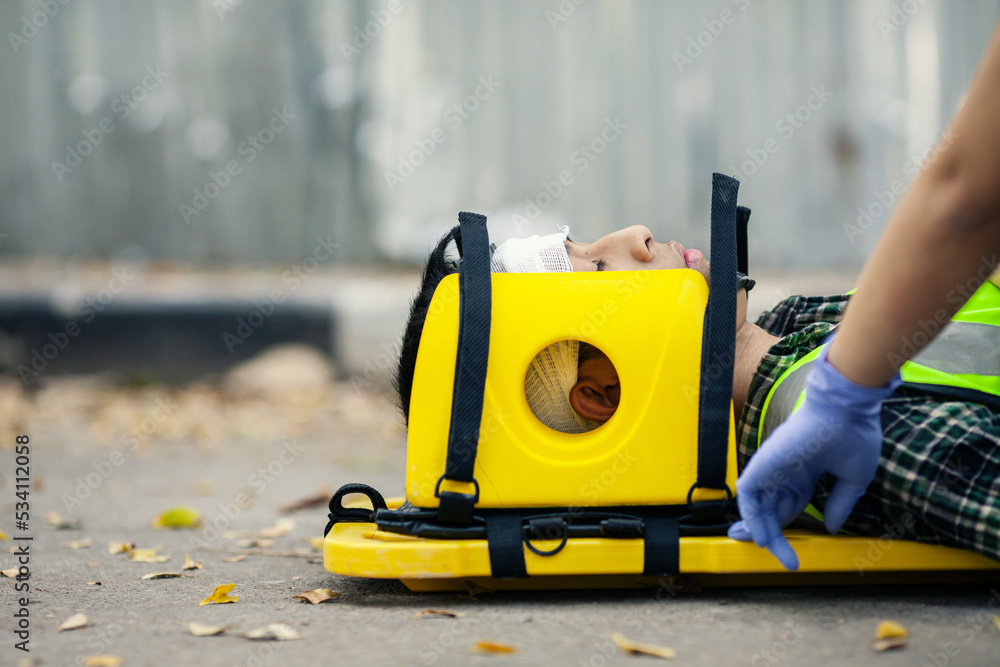 Foto de Team EMS Paramedic first aid apply spinal board support builder ...