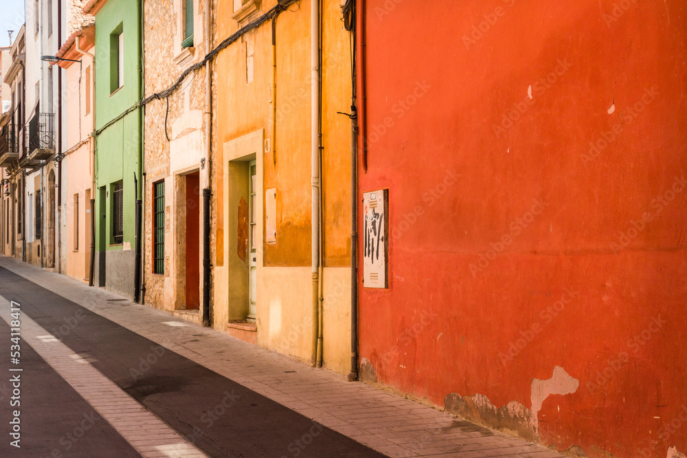 Une rue de maisons colorées à Palafrugell. Des maisons de couleurs à ...