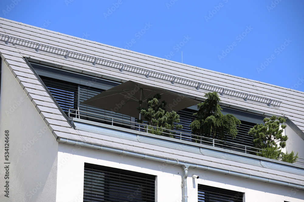 Steildach mit großer Dachterrasse Stock Photo | Adobe Stock