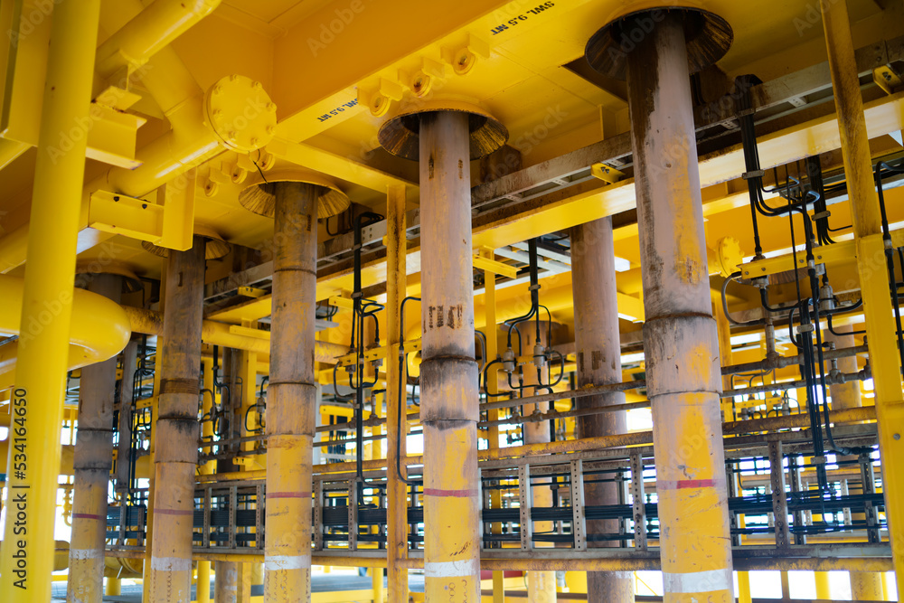 Long-distance offshore oil and gas rig head pipelines that produce raw ...