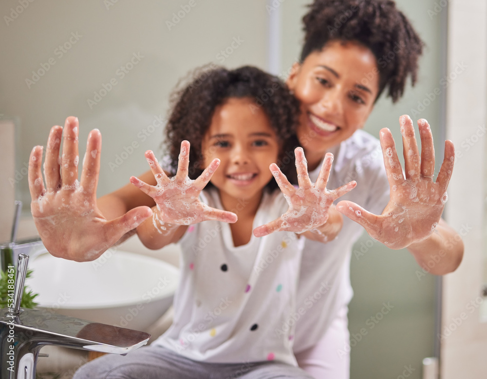 Foto Stock A mom teaching child to clean their hands, using soap and ...