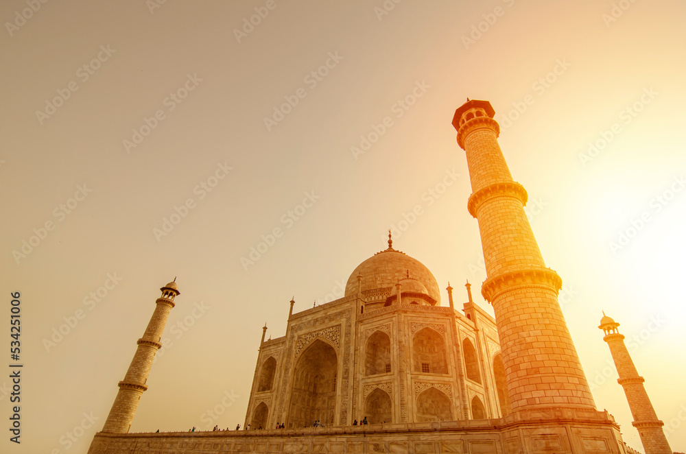 Foto de Taj Mahal on a bright clear day and sunset. Mosque for lover in ...