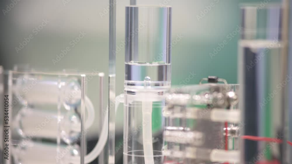 Vídeo do Stock: Hydrogen is bubbling out of an electrolyzer, splitting ...