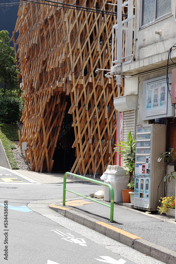 TOKYO, JAPAN - September 8, 2018: Street in Tokyo's in Minami-Aoyama ...