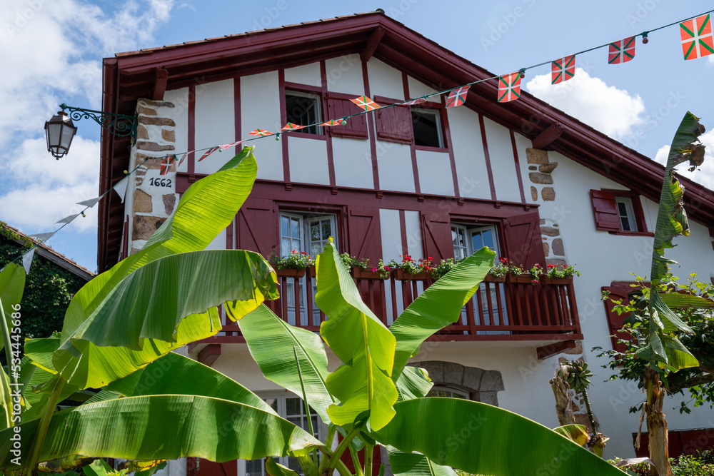 Espelette village au Pays Basque avec ses piments rouges et ses maisons ...