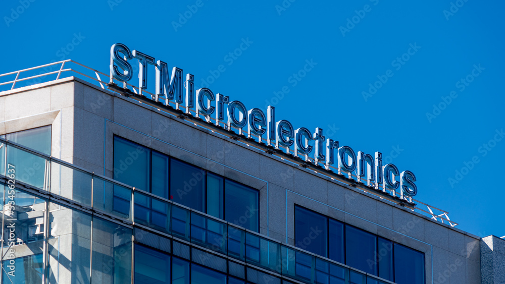 Paris, France - 30 septembre 2022: Enseigne en haut d'un immeuble sur ...