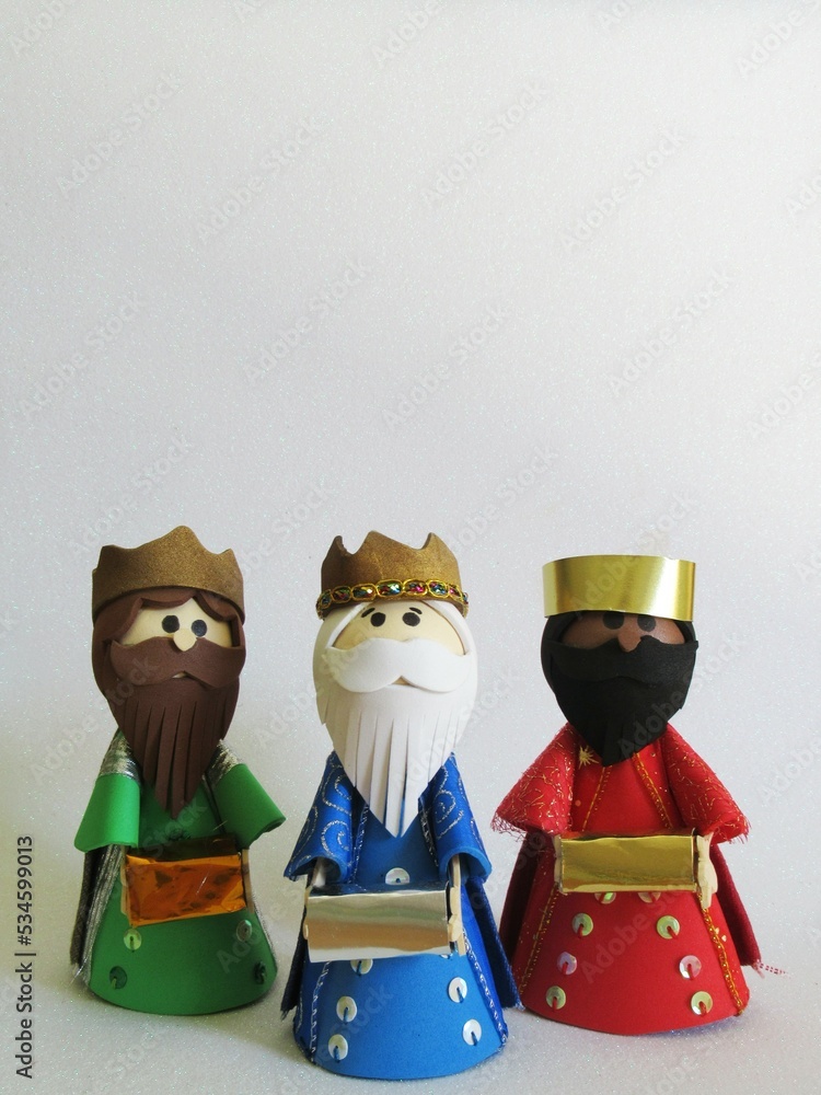 Los tres Reyes magos de Oriente sobre un fondo blanco brillante. Carta ...