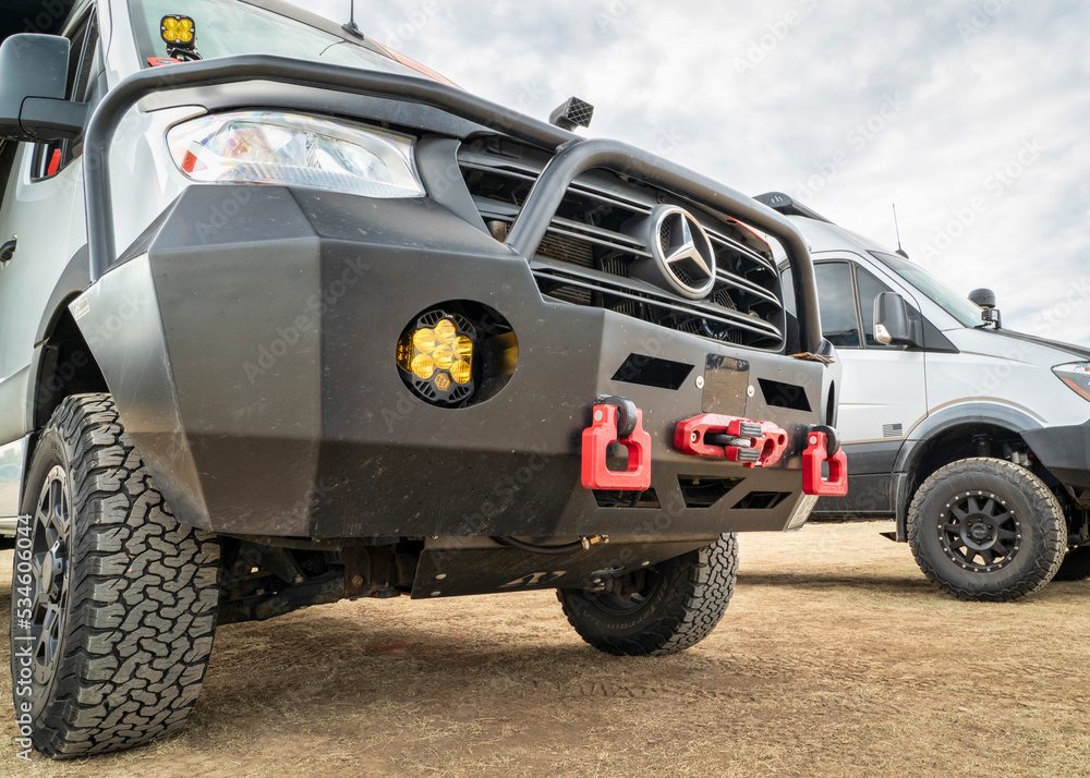 Foto de Loveland, CO, USA - August 26, 2022: Grille and front bumper of ...