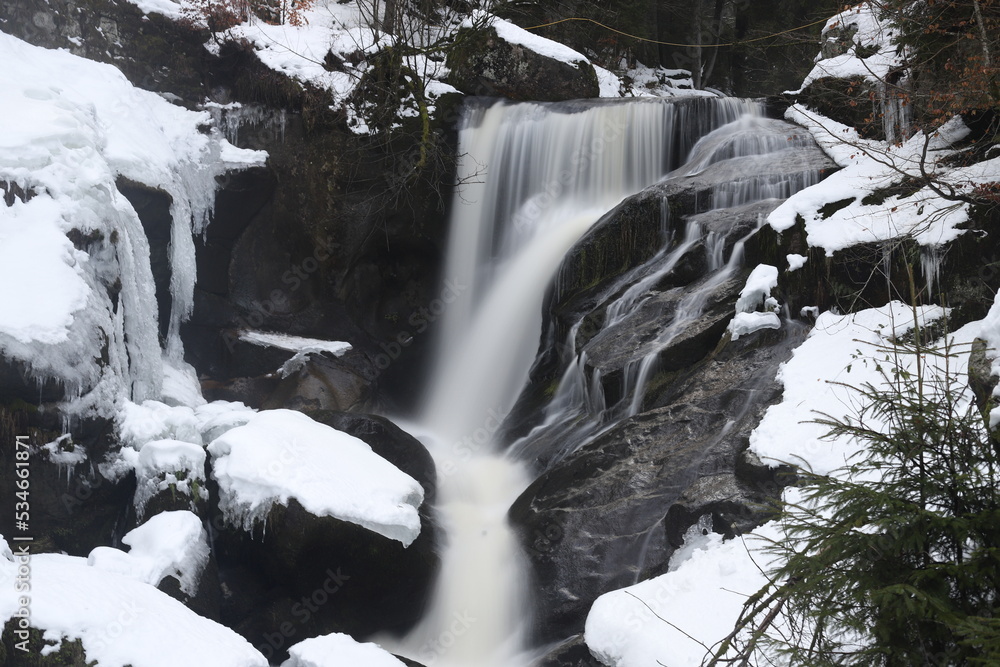Foto de triberg waterfalls in winter with snow. Long exposure in fog ...