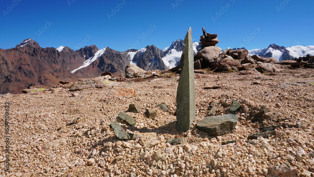Foto de A sundial on top of a peak among snowy mountains. The watch is ...