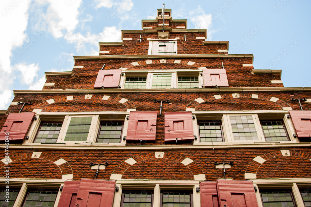 contrapicado de fachada típica de edificio de ladrillo rojo con ...