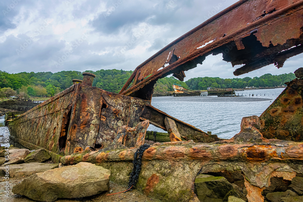 The Kerhervy boat graveyard in Lanester, Cimetière de bateaux ...