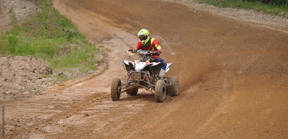 Motocross em moto de 4 rodas, piso de terra batida, velocidade Stock ...
