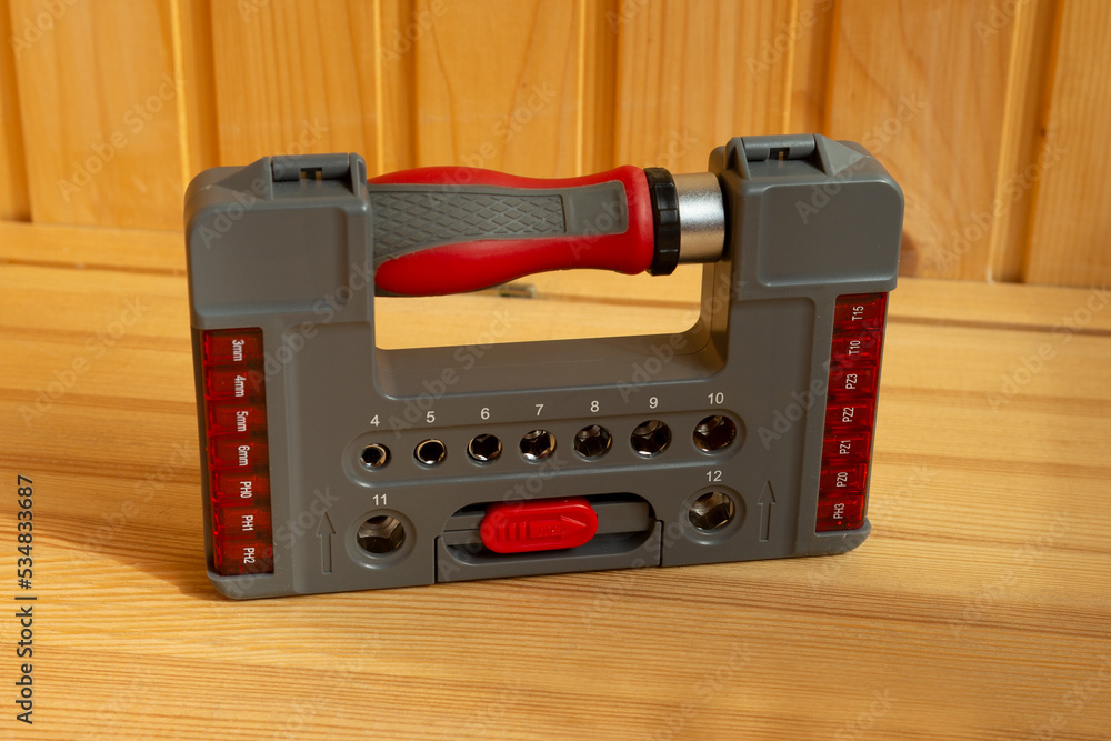 Reversible screwdriver with special ratchet mechanism. It allows the ...