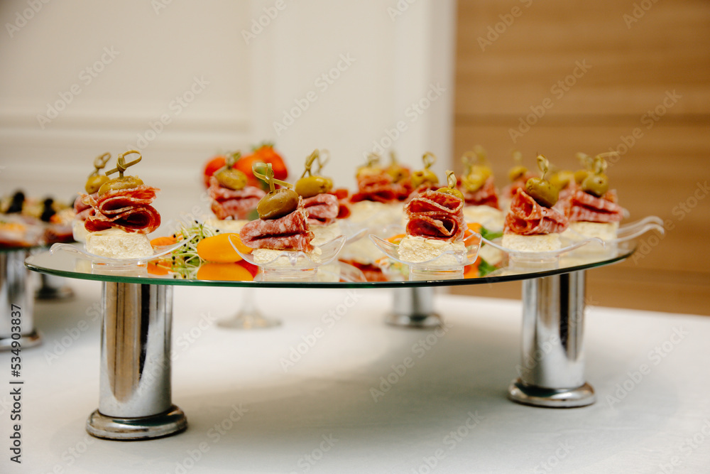 Foto de Canapes of appetizer , catering buffet table.buffet at the ...