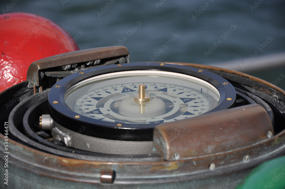 Kompass eines alten Segelschiffs zeigt den Weg in Detailansicht Stock ...