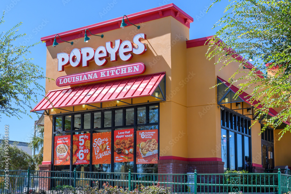 Fotografia do Stock: Front of Popeyes Louisiana Kitchen Restaurant on ...