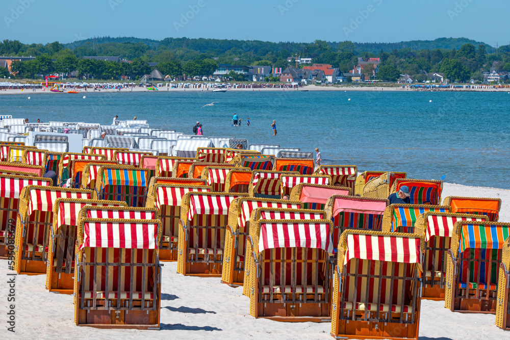 Strandkörbe am Ostseestrand bei Scharbeutz foto de Stock | Adobe Stock
