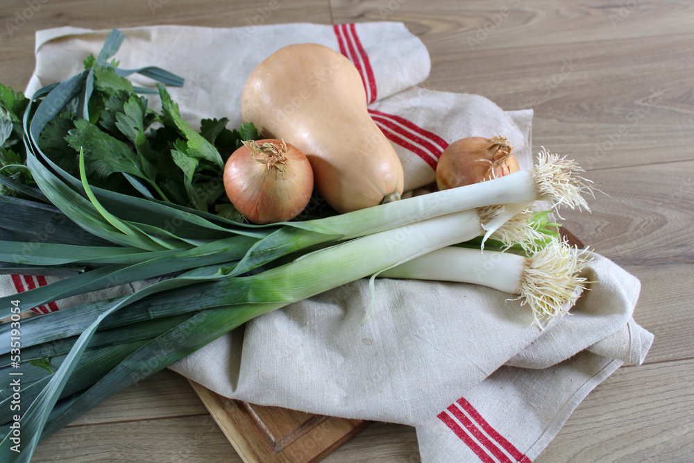 Légumes crus pour soupe, oignons, poireaux, celeri, potimarron, courge ...