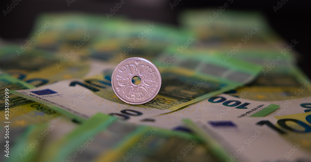 Foto de Danish krone ( DKK ), coin and banknotes. One Krone Coin on a ...